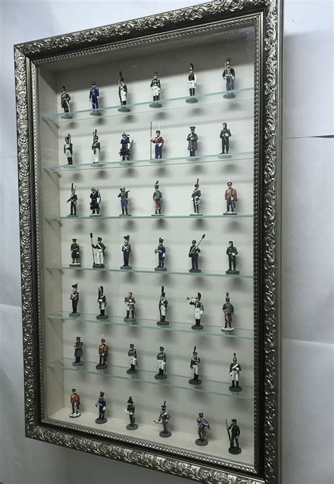 Настенная витрина для коллекции с багетом