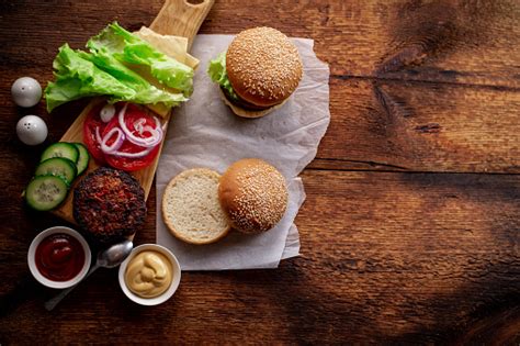 햄버거 나 치즈 버거 요리 고전적인 햄버거에 대 한 다른 재료 텍스트에 대 한 배치 나무 배경 햄버거 의 날 0명에 대한 스톡 사진 및 기타 이미지 Istock