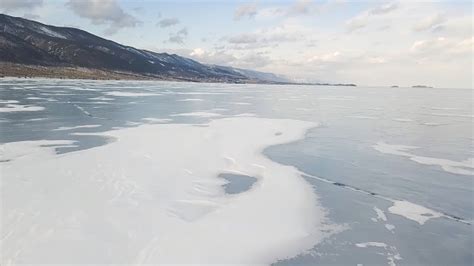 겨울철 바이칼 호수 조감도 클립 얼어 붙은 놀라운 저수지의 해안 근처의 바위와 언덕을 날아 다니며 자연 개념의 아름다움 0명에 대한 스톡 사진 및 기타 이미지 Istock