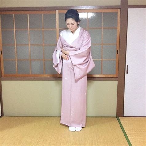 床に擦れないように着物の裾を合わせる着付け方法を解説 Kimono Shake Fashion Robe