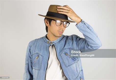 청바지 또는 데님 재킷에 젊은 아시아 남자 안경과 만지는 모자를 착용 검은색에 대한 스톡 사진 및 기타 이미지 검은색 남성 남자 Istock