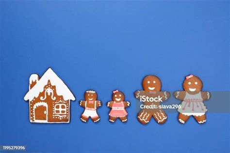 핸드메이드 먹을 수 있는 진저 브레드 하우스 파란 배경의 작은 남자 0명에 대한 스톡 사진 및 기타 이미지 0명 개념 개념과 주제 Istock