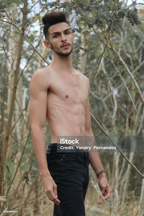 Ein Junger Hemdsärmelloser Schwuler Mann Genießt Die Natur Stockfoto