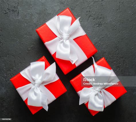 흰색 리본이 있는 빨간 선물 상자 검은 색 콘크리트 배경 공간을 복사합니다 0명에 대한 스톡 사진 및 기타 이미지 0명 11월 가격 Istock