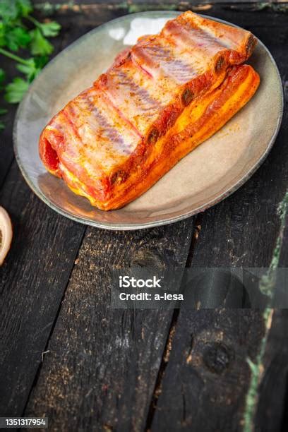 생 갈비 신선한 고기 돼지 고기 향신료 쇠고기 또는 송아지 파프리카 식사 간식 테이블 복사 공간 음식 배경 소박한 0명에 대한