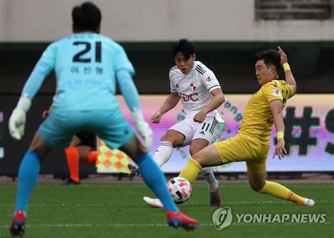 수비 뚫는 이동준 연합뉴스