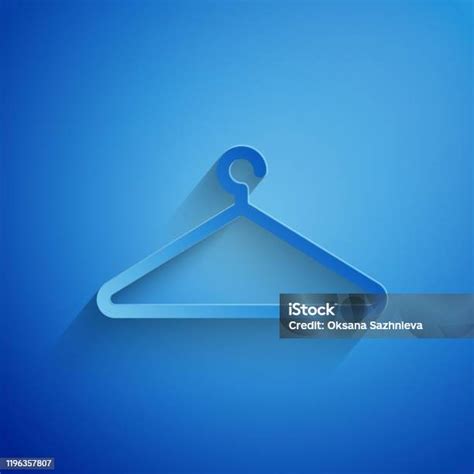 파란색 배경에 고립 된 종이 컷 옷걸이 옷장 아이콘 은폐실 아이콘입니다 옷 서비스 기호입니다 세탁 행거 표지판입니다 종이 아트