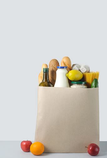 상점에서 식료품 및 음료의 패키지 가방을 들고 택배 온라인 쇼핑 컨셉 음식에 대한 스톡 사진 및 기타 이미지 음식 상자 쇼핑 Istock