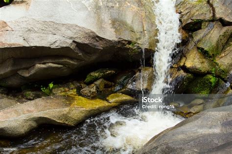 건조한 여름에 폭포에 석탄을 흘리는 물은 화강암과 석회암의 혼합물을 볼 수 있게 하고 폭포에 물보라와 함께 눈에 띄게 떠 있는 여름 휴양지와 광경입니다 0명에 대한 스톡
