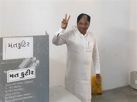 વિસનગરમાં આરોગ્યમંત્રી ઋષિકેશ પટેલે મતદાન કર્યુ કાઝીવાડામાં બે વરરાજાએ