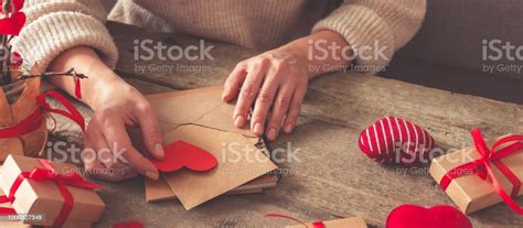 발렌타인 데이 웨딩 제로 폐기물 하트 선물 바구니 아늑한 겨울 저녁 에코 컨셉 환경 친화적 인 배너 장식과 크래프트 종이와 가지를 포장 하는 환경 친화적 인 선물 0명에