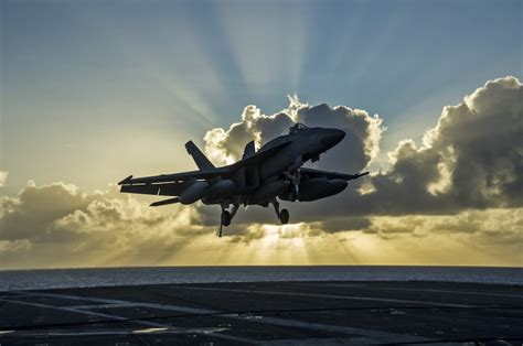무료 이미지 빛 구름 하늘 배 평면 제트기 차량 공기 호스 여객기 착륙 전투기 이륙 스크린 샷 공군 항공 모함 가느 다란 광선 군용 항공기