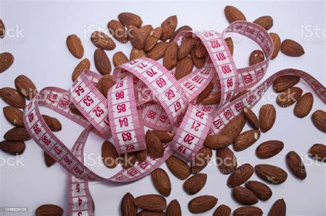 아몬드가 있는 빨간 측정 테이프 다이어트와 건강한 삶의 개념 맨 위 보기입니다 공간을 복사합니다 격리 흰색 배경 가냘픈에 대한 스톡 사진 및 기타 이미지 Istock