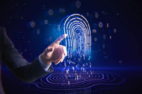 비즈니스 보안 생체 인식 데이터 및 소셜 네트워크 아이콘이 있는 추상적인 어두운 배경에 코딩 숫자로 만든 디지털 파란색 지문을