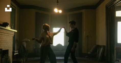 검은 티셔츠와 검은 바지를 입은 남자가 검은 셔츠를 입은 여자와 춤을 추고 있다 사진 Unsplash의 무료 댄스 이미지