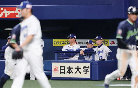 ＜中・ヤ＞9回表2死満塁、鈴木博（左）が雄平に勝ち越し打を打たれるも、表情を変えない与田監督（中）（撮影・椎名 航） ― スポニチ