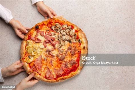 피자와 소녀의 손 사계절 모짜렐라 치즈 토마토 버섯 소시지 퀴슈토 베이지색 콘크리트 배경에 이탈리아산 피자 마르게리타 이탈리아 평면도 공간을 복사합니다 피자에 대한 스톡