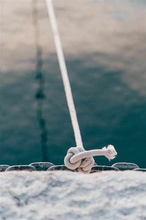 집 밖의 경치 계선 고요한 고요함 균형 끈 로프 로프 디테일 로프 매듭 매듭 묶인 물 물 반사 미니멀리스트 바다 바다의 반사 밧줄 질감