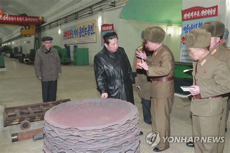 북한 김정은 군수공장 시찰 연합뉴스