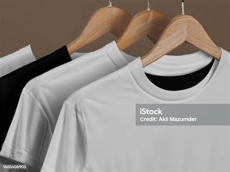 사실적인 티셔츠 모형 옷걸이에 빈 흑백 티셔츠 디자인 모형 클리어 플레인 코튼 티셔츠 모형 템플릿입니다 의류 매장 로고 모의 브랜딩 디스플레이 0명에 대한 스톡 사진 및