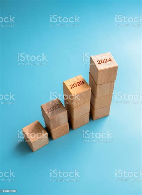 2024년 2023년 2022년 및 2021년 달력 번호는 파란색 배경 상위 뷰 수직에 상승 화살표가 있는 나무 블록 막대 그래프 단계입니다 사업 성장 동향 이익 소득 새해