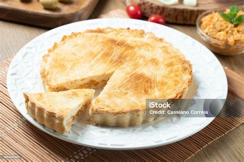 코티지 치즈 토마토 양파 및 올리브를 나무 테이블과 화이트 플레이트에 곁들인 치킨 파이 고기 파이에 대한 스톡 사진 및 기타 이미지 Istock