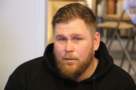 Boisikonen Kliver In I Båset