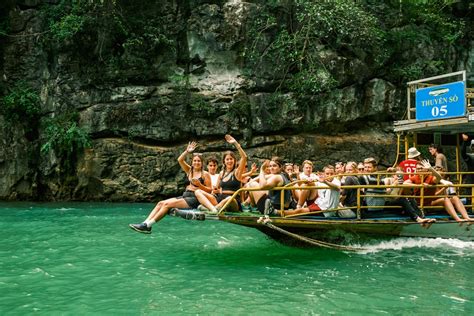 집 밖의 강 경치 경치가 좋은 관광 관광객 그룹 녹지 동남아시아 락 래프팅 레크리에이션 모터보트 모험 물 미소 짓는 바위 얼굴 배 배 위의