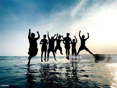 일몰 배경에서 해변 해변에서 점프하는 소년 수평선에서 열대 여유로운 야외 휴가를 보낼 수 있습니다 하늘 서핑 여름 구름 하늘색 파도 바다 실루엣에 대한 스톡 사진 및 기타