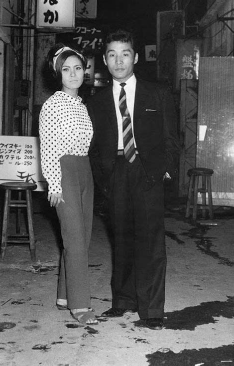 新宿・歌舞伎町の肖像。60〜70年代のヤクザや風俗嬢を捉えた写真集「gangs Of Kabukicho」 写真 古い写真 肖像