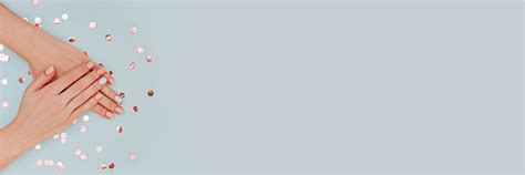 반짝이 색종이와 파란색 배경에 파스텔 매니큐어와 여성의 손 텍스트에 대한 장소가 있는 배너입니다 손톱에 대한 스톡 사진 및 기타 이미지 Istock