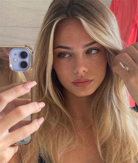 Saracrumbleleg On Insta Blonde Hair Dark Eyes Haircut And Color