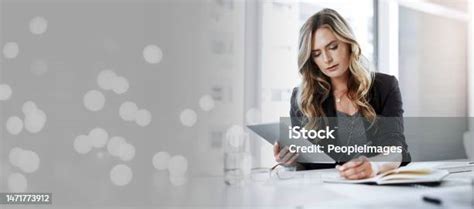 태블릿 글쓰기 및 모형은 혁신 또는 연구에 대해 사무실에서 일하는 비즈니스 여성과 함께 합니다 비전 미션 노트북 여성 직원이 미래의 회사 발전을 위해 혼자 일하는 모습