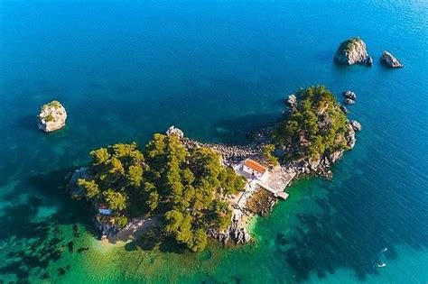 ኦርቶዶክሳዊት ሴት 😍 ይህቺን ውብ 😍 ትንሿ የእመቤታችን ቤተ ክርስቲያን በፓርጋ፣ ግሪክ አቅራቢያ በምትገኝ