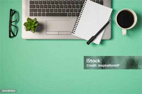 카피 스페이스와 고립 된 청록색 배경에 회색 노트북 키보드 안경과 커피 한 잔에 화분 펜과 플래너의 상단 보기 사진 사무실에 대한 스톡 사진 및 기타 이미지 Istock