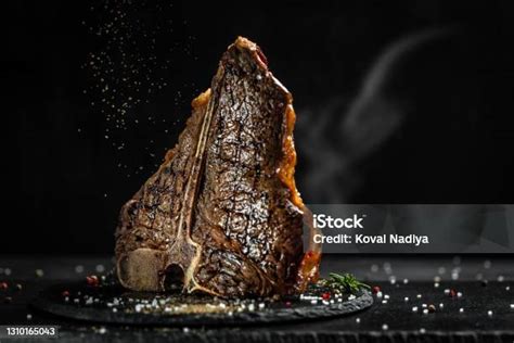 숙성 된 바베큐 포터 하우스 스테이크 쇠고기 T뼈 육즙 스테이크 희귀 쇠고기 향신료 미국 요리 컨셉 요리 고기 중간 희귀 구운