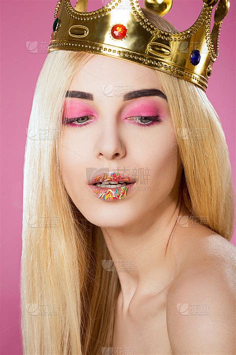 粉红色背景下的漂亮女孩