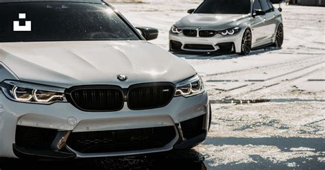 은색 Bmw 자동차 낮 동안 회색 콘크리트 바닥에 주차 사진 Unsplash의 무료 회색 이미지