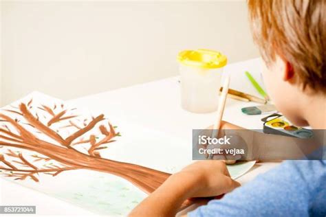 페인트 브러시와 함께 그림과 화려한 보 구 아 슈 및 수채화 물감 교육에 대한 스톡 사진 및 기타 이미지 교육 레저 활동 리투아니아 Istock