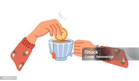 마시거나 향기로운 뜨거운 음료를 만들고 슬라이스 또는 레몬 또는 오렌지와 가방차 한 잔을 들고 고립 된 손 레스토랑이나 카페에서 따뜻한 음료를 마시며 머그잔으로 제공됩니다