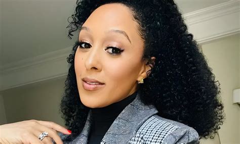 Effortless Defined Curls Stylist S Guide To Scrunching Hair Without Crunch Stylewe Blog