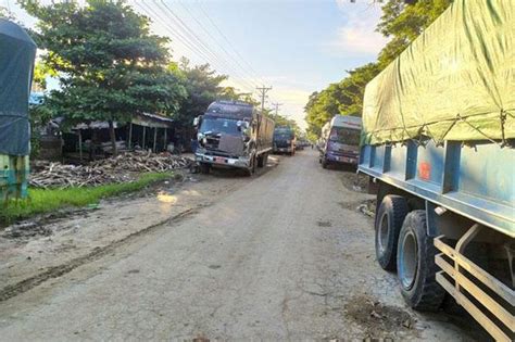 ရေဦး ရွှေဘို လမ်းပိုင်းကို စစ်ကောင်စီတပ်က လမ်းပိတ်ထားခြင်းကြောင့် ကားအစီးရေ ၁၀၀ ကျော်ပိတ်မိနေ