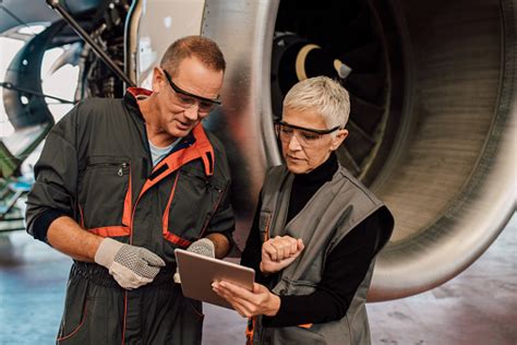비행기 격납고에서 디지털 태블릿을 사용 하 여 엔지니어 2명에 대한 스톡 사진 및 기타 이미지 2명 개인 비행기 공학 Istock