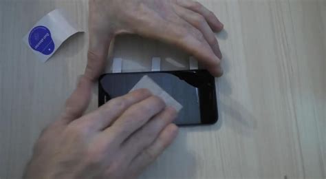 Как самому наклеить защитное стекло на телефон 2 минуты