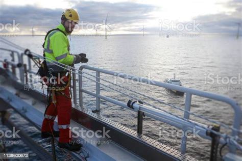 이동 선박 보호를 가진 방책의 검사 그리고 수리를 만드는 밧줄 접근 기술자 해양구조물에 대한 스톡 사진 및 기타 이미지 해양