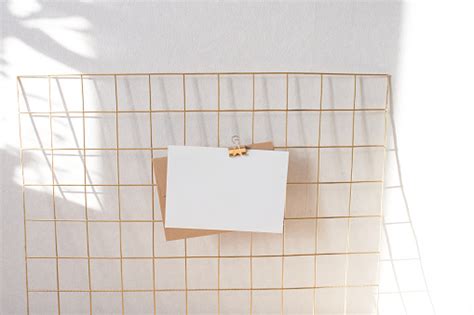 수평 포스터 바인더와 황금 그리드 보드에 부착 된 카드 모의 0명에 대한 스톡 사진 및 기타 이미지 0명 개념 고정됨 Istock