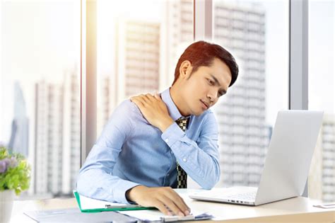 아시아 비즈니스 남자 와 허리 통증 죄 A 사무실 과 심각한 에 이 작업 까지 두통 에 열심히 사무실에 대한 스톡 사진 및 기타 이미지 Istock