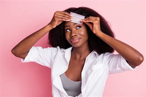 사진 좋은 낙관적 인 갈색 머리 숙녀 적용 메이크업 보기 빈 공간 착용 화이트 셔츠 에 고립 된 핑크 컬러 배경 갈색 머리에 대한 스톡 사진 및 기타 이미지 Istock