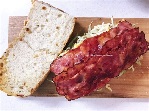 건강한 오이 양배추 샐러드 샌드위치