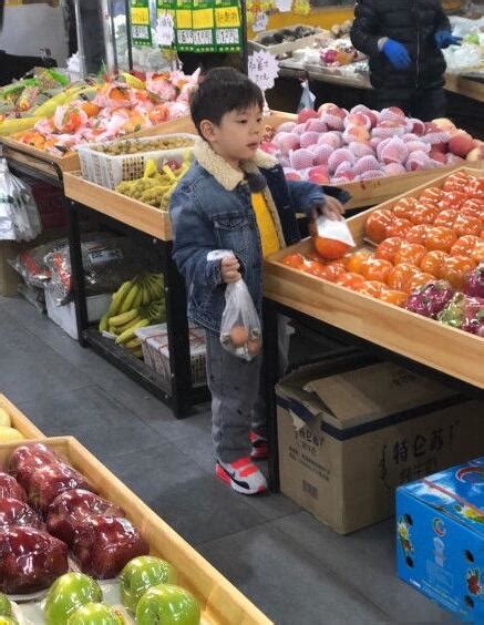 嗯哼菜市场杀价 两手帮妈妈提菜超贴心！tom明星